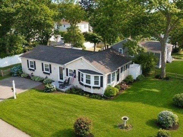 2 bedroom, Mashpee MA 02649 105125530