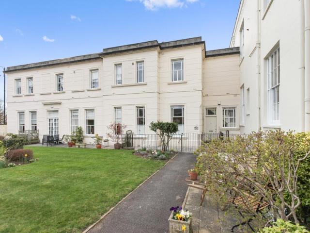 2 bedroom mews to rent