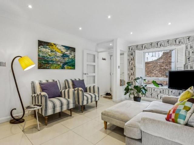 2 bedroom mews to rent