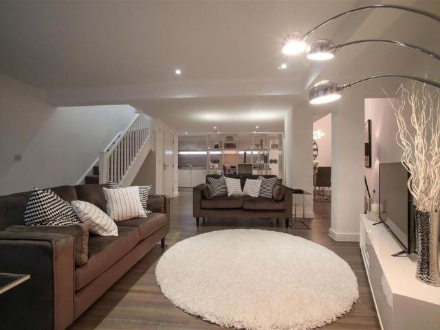 2 bedroom mews to rent