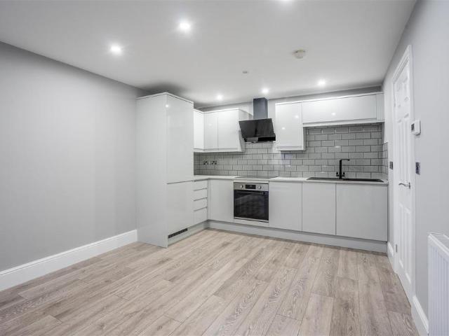 2 bedroom mews to rent