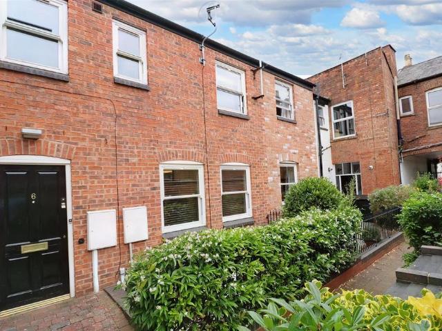 2 bedroom mews to rent
