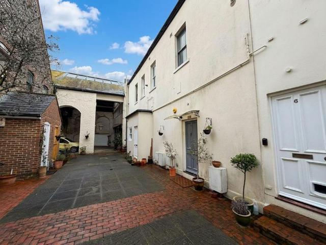 2 bedroom mews to rent