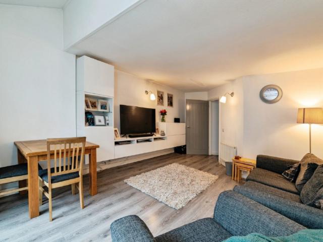 2 bedroom mews to rent