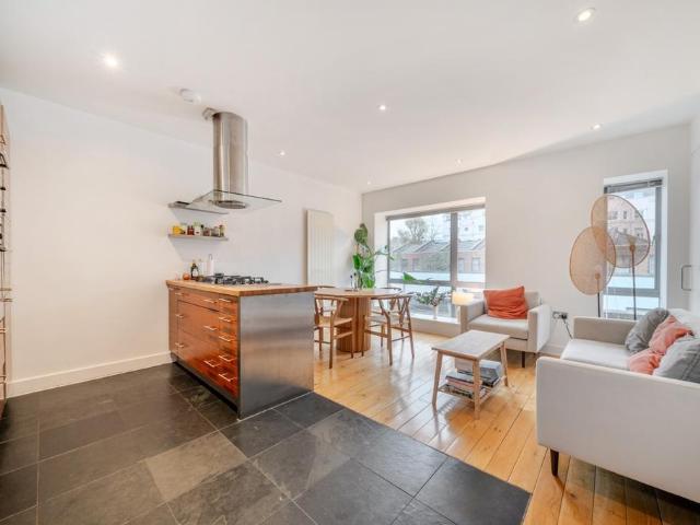 2 bedroom mews to rent
