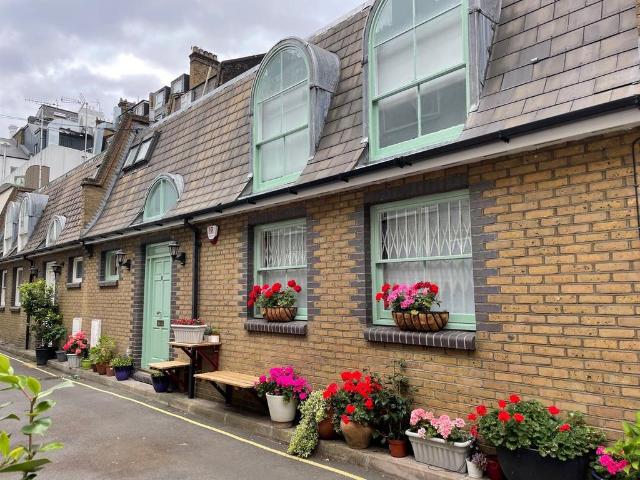 2 bedroom mews to rent