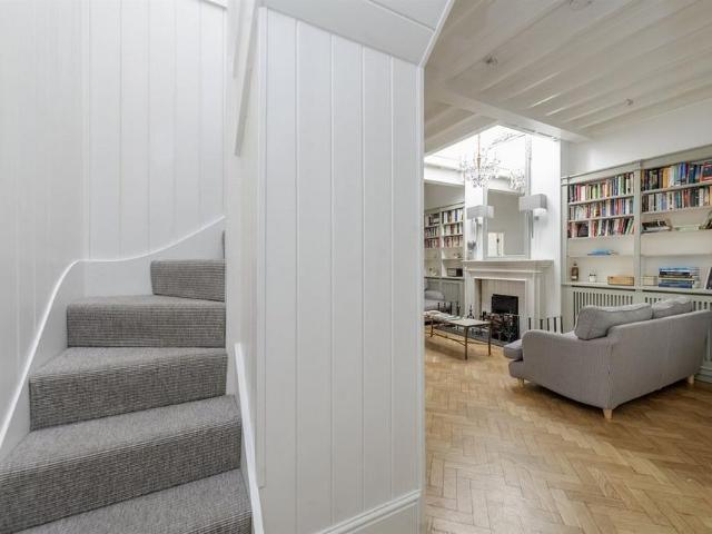 2 bedroom mews to rent