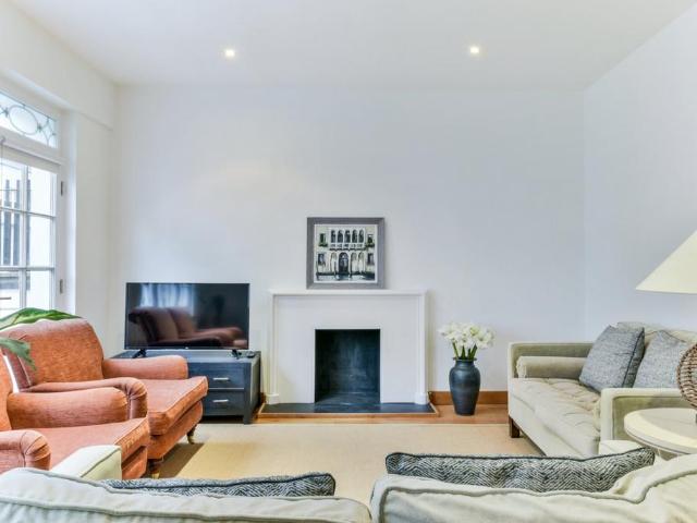 2 bedroom mews to rent