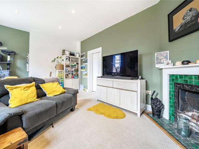 2 bedroom mews to rent