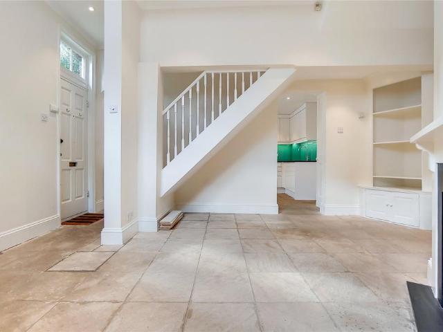 2 bedroom mews to rent