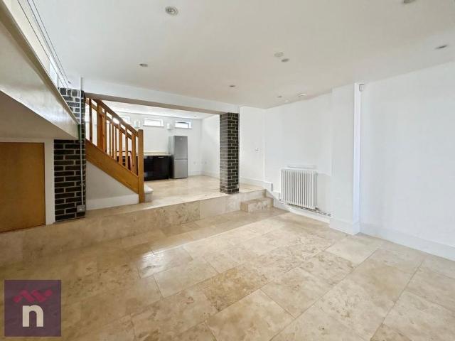 2 bedroom mews to rent