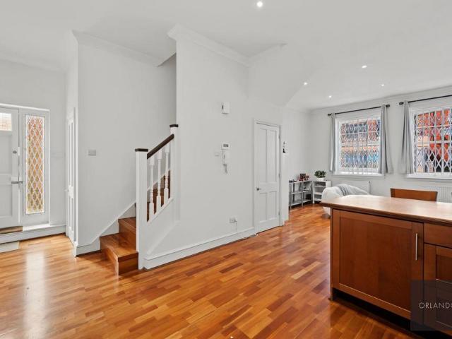 2 bedroom mews to rent