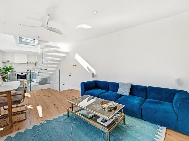 2 bedroom mews to rent