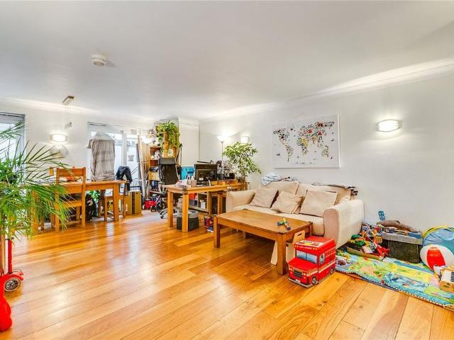 2 bedroom mews to rent