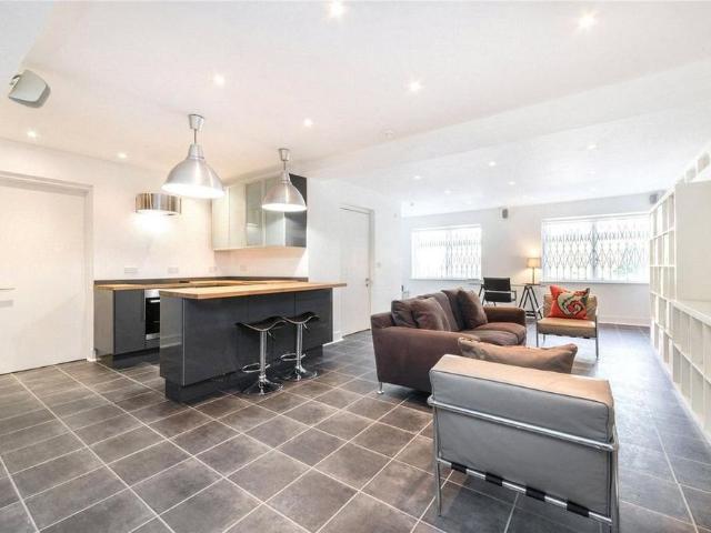 2 bedroom mews to rent