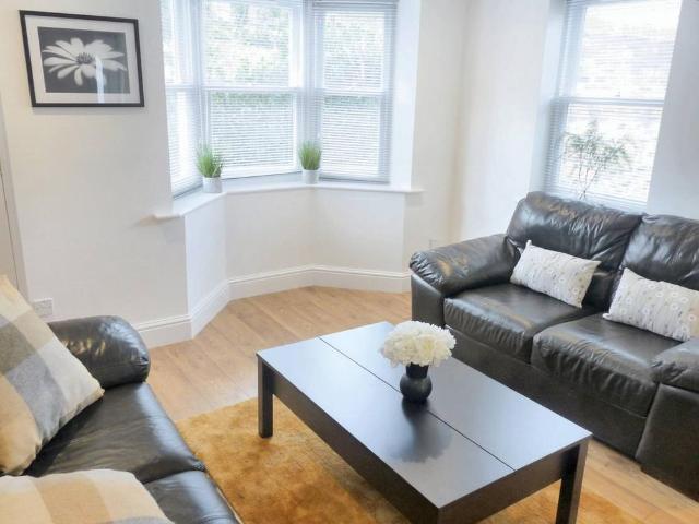 2 bedroom mews to rent