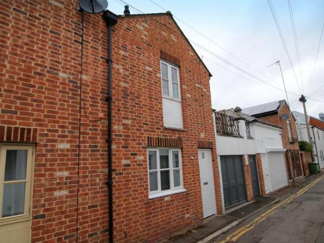 2 bedroom mews to rent