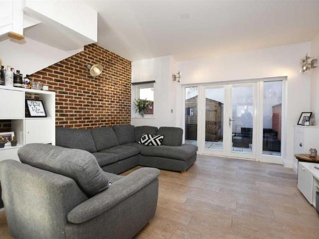 2 bedroom mews to rent
