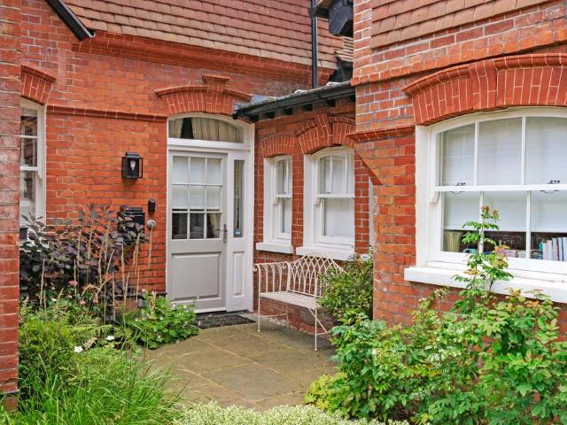 2 bedroom mews for sale