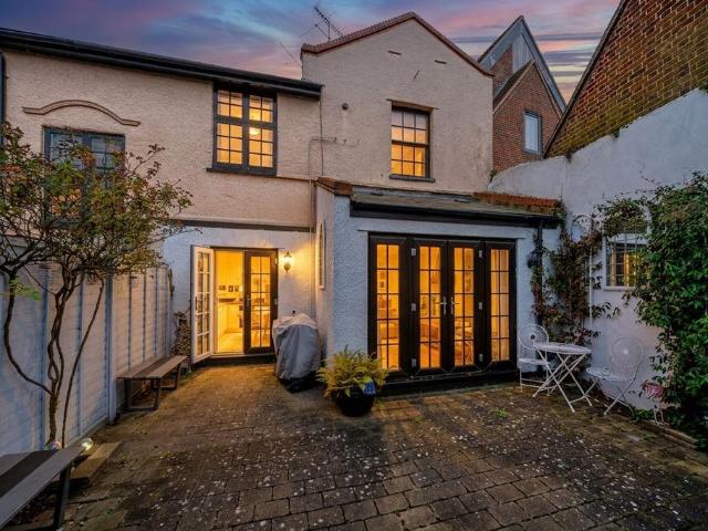 2 bedroom mews for sale