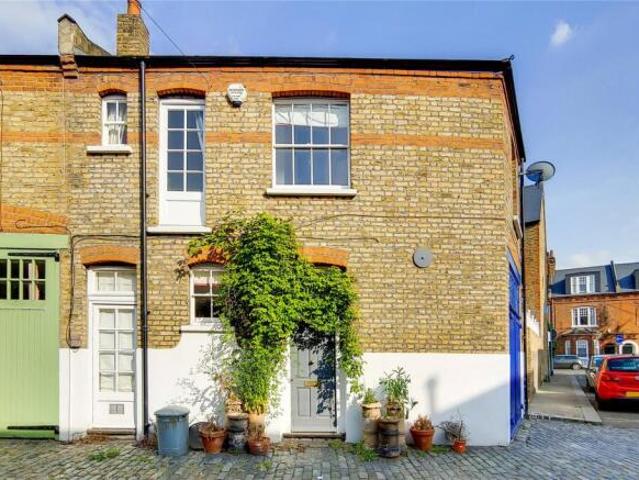 2 bedroom mews property for rent in Kersley Mews, London, SW11