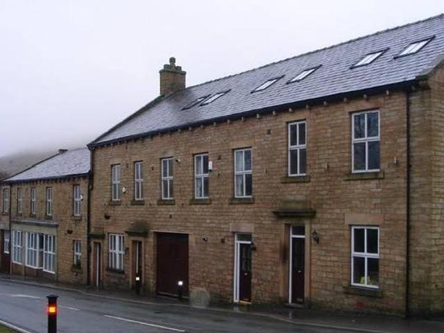 2 bedroom mews property for rent in Ripponden Road OL3