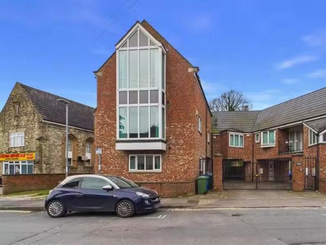 2 bedroom mews property for rent in Station Road, Brough, HU15