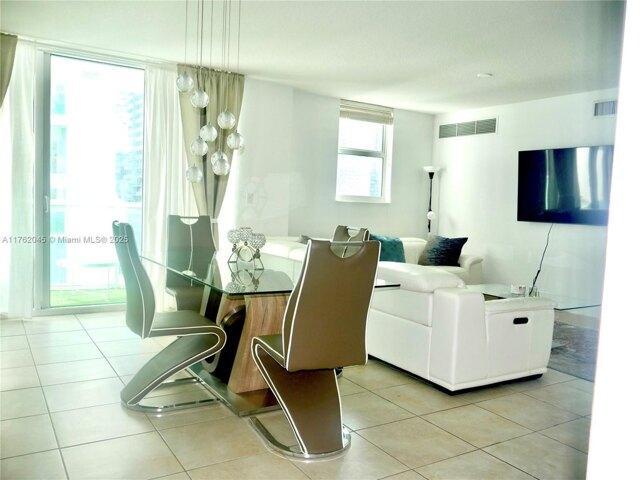2 bedroom, Miami FL 33131 104900282