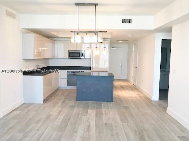 2 bedroom, Miami FL 33131 104900850