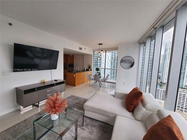 2 bedroom, Miami FL 33131 92284717