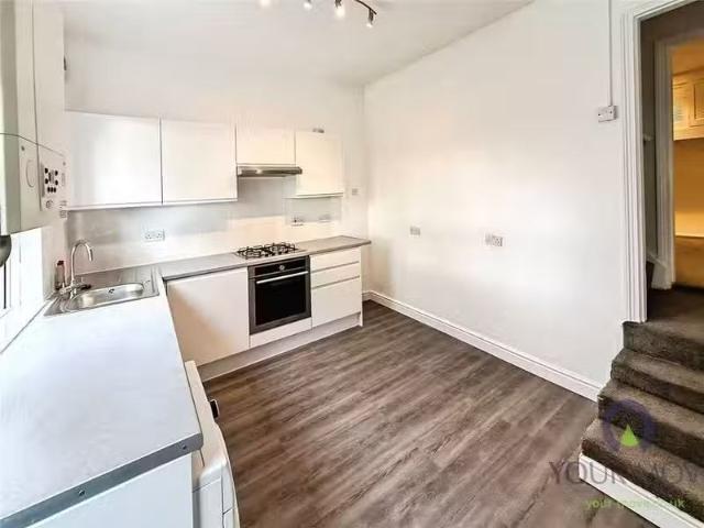 2 bedroom Mid Terrace House to rent, Thorold Road, Chatham, ME.