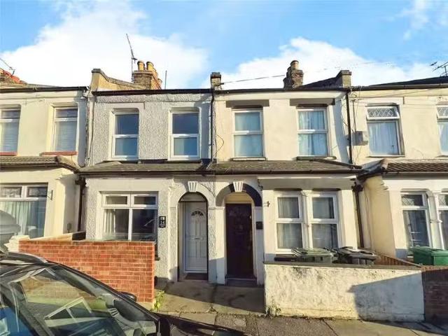 2 bedroom Mid Terrace House to rent, Gordon Road, Northfleet.