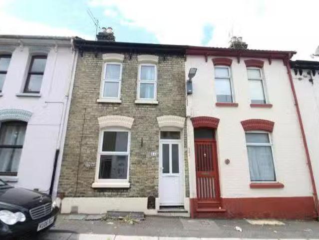 2 bedroom Mid Terrace House to rent, Melbourne Road, Chatham.