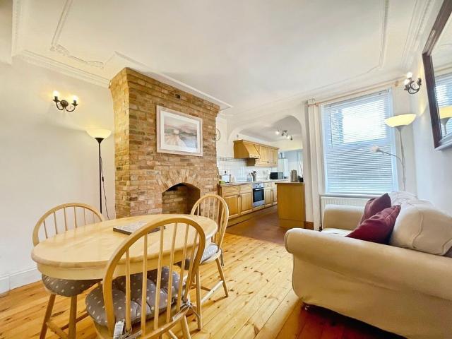 2 bedroom Mid Terraced House to let