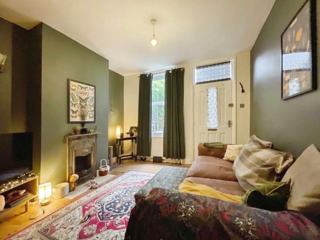 2 bedroom Mid Terraced House to let