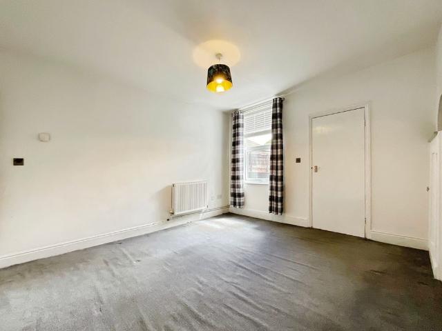 2 bedroom Mid Terraced House to let