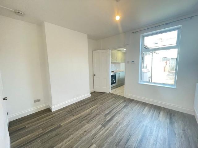 2 bedroom Mid Terraced House to let