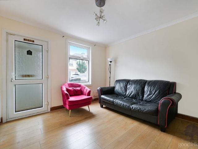 2 bedroom mid terraced house to rent