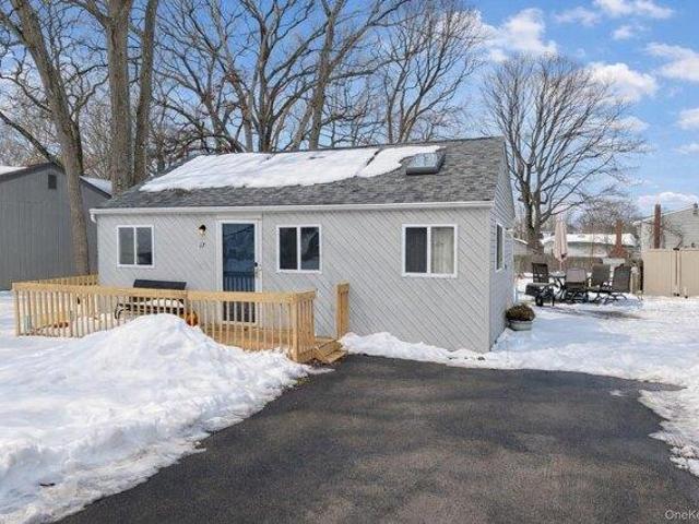 2 bedroom, Selden NY 11784 100245384