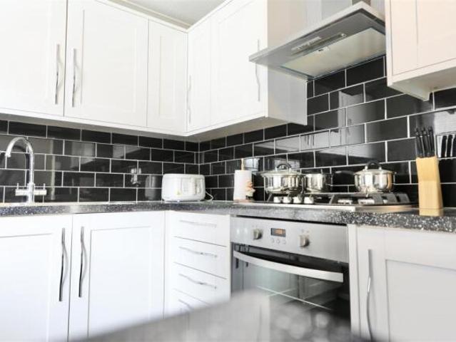 2 bedroom semi detached bungalow for sale in Welwyn Park Drive, Hull, HU6