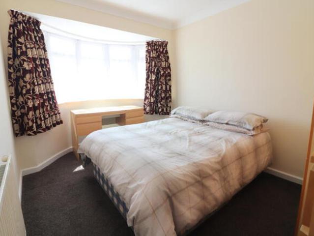 2 bedroom semi detached bungalow for sale in Wodecroft Road, Luton, Bedfordshire, LU3 2EZ, LU3