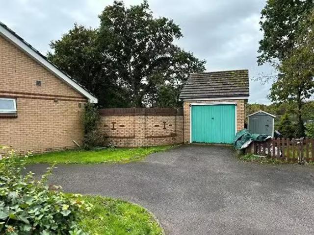 2 Bedroom Semi Detached Bungalow For Sale In Alder Close, Dibd.