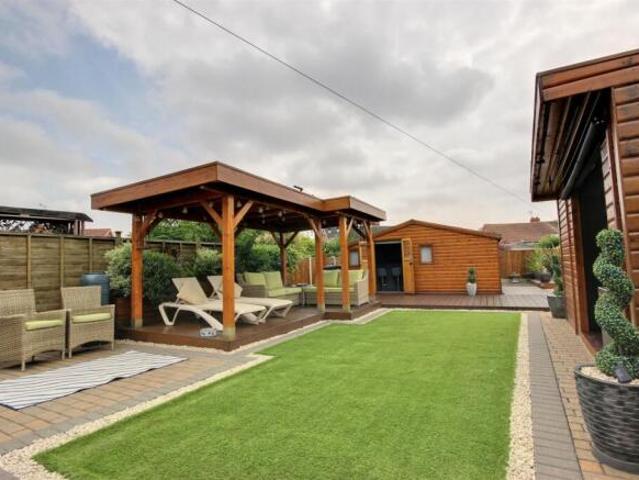 2 bedroom semi detached bungalow for sale in Compass Road, Hull, HU6