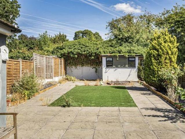 2 bedroom semi detached bungalow for sale in Drysdale Avenue, North Chingford, E4