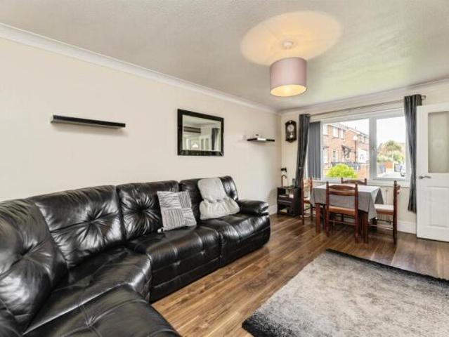 2 bedroom semi detached bungalow for sale in Grange Fields Road, Leeds, LS10
