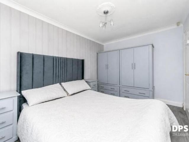 2 bedroom semi detached bungalow for sale in Hare Farm Avenue, Leeds, LS12