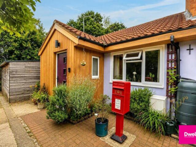 2 bedroom semi detached bungalow for sale in Henniker Gate, Chelmsford, CM2