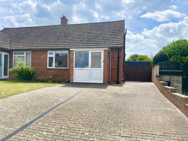 2 bedroom bungalow for sale in Hereford Lawns, Lawn, Swindon, SN3