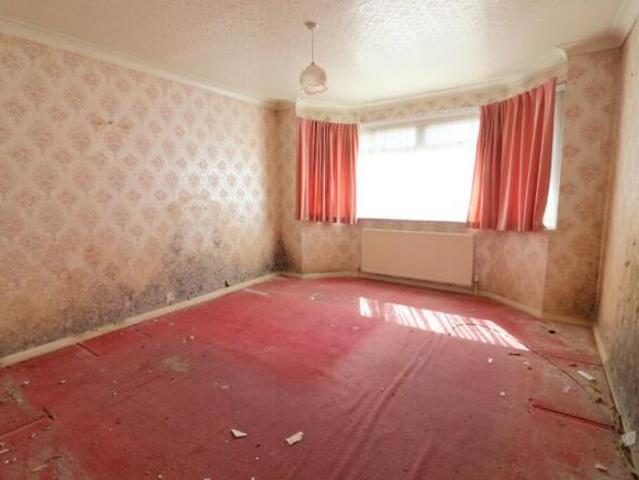2 bedroom semi detached bungalow for sale in Hillcrest Avenue, Warden Hills, Luton, LU2 7AB, LU2
