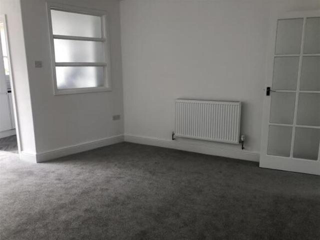 2 bedroom semi detached bungalow for rent in Chapel Close, Bedford, MK41